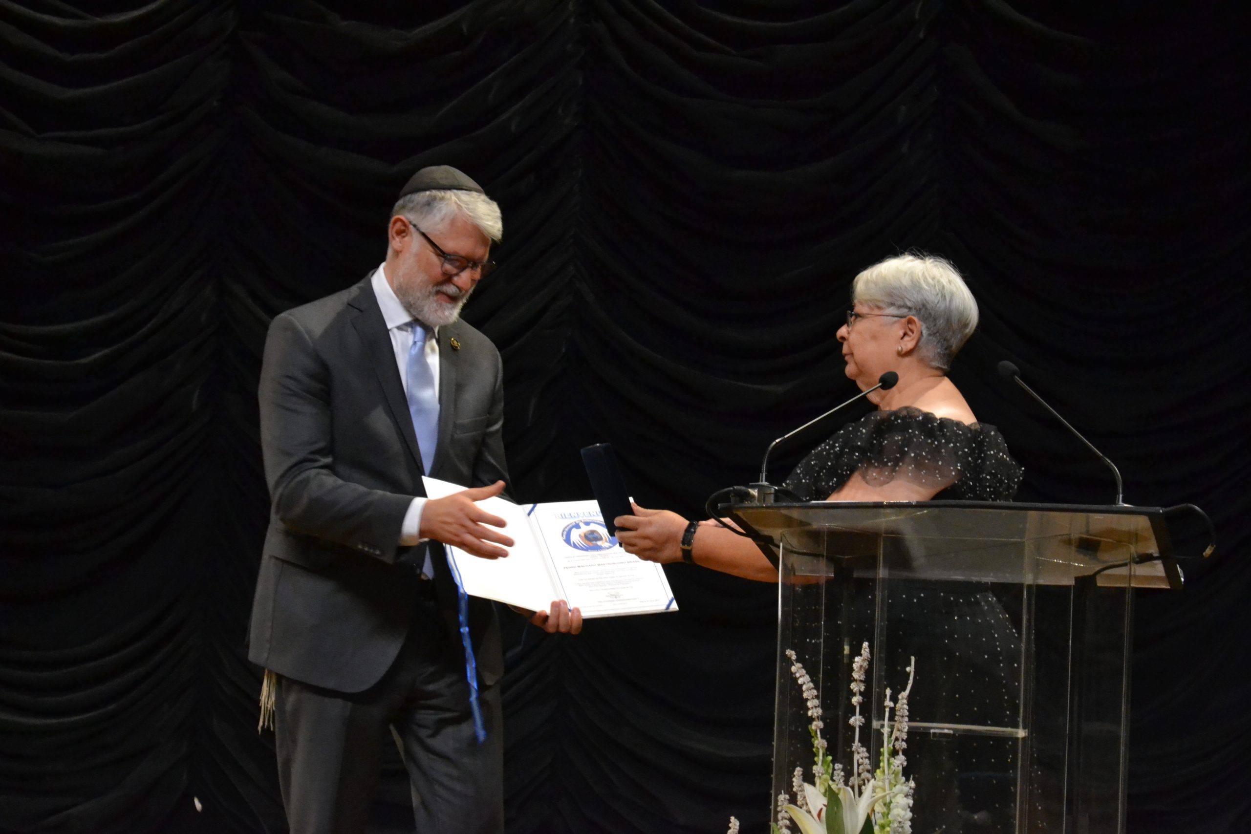 Presidente do Memorial recebe a Comenda da Paz - Memorial da América Latina